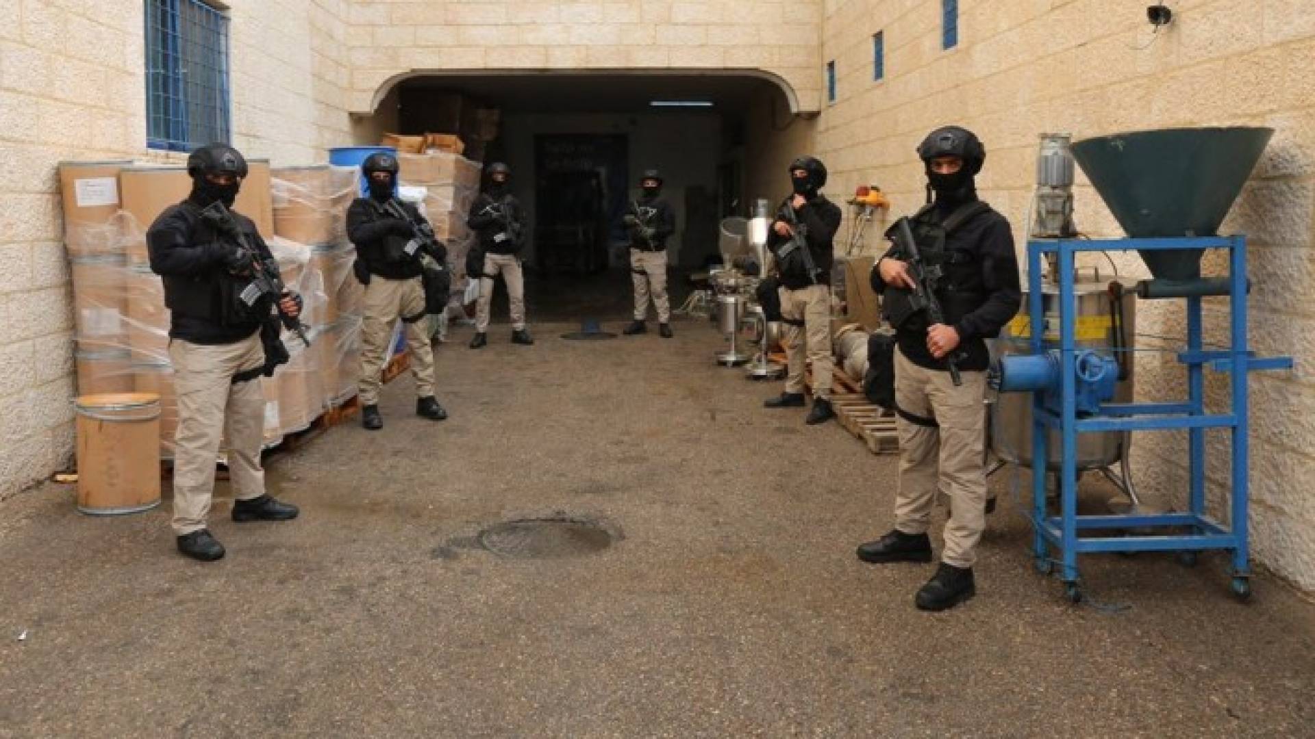 Roya News | Anti-Drugs Unit raids first drugs factory in Jordan