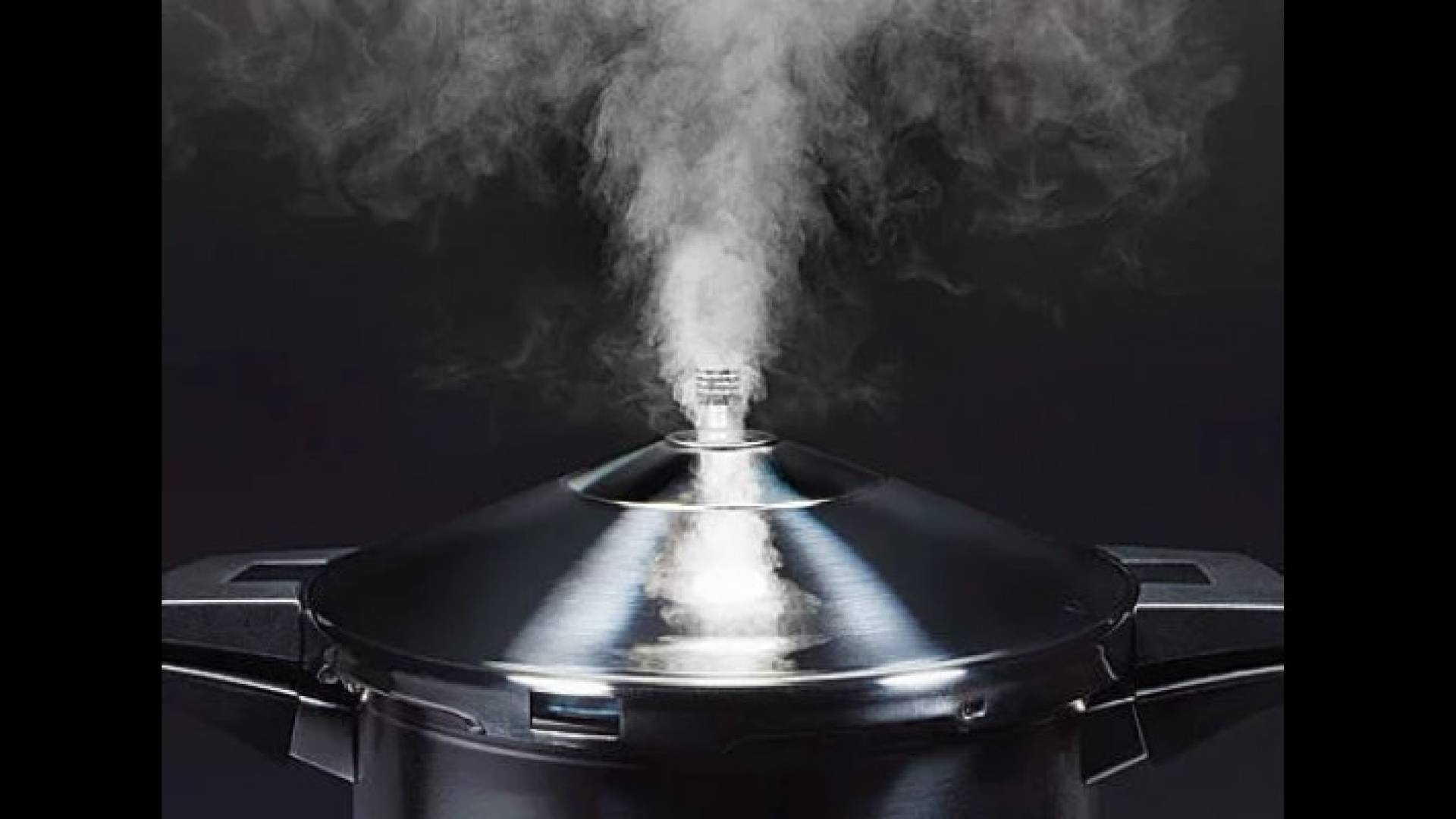 Roya News | Man suffers burns following pressure cooker explosion