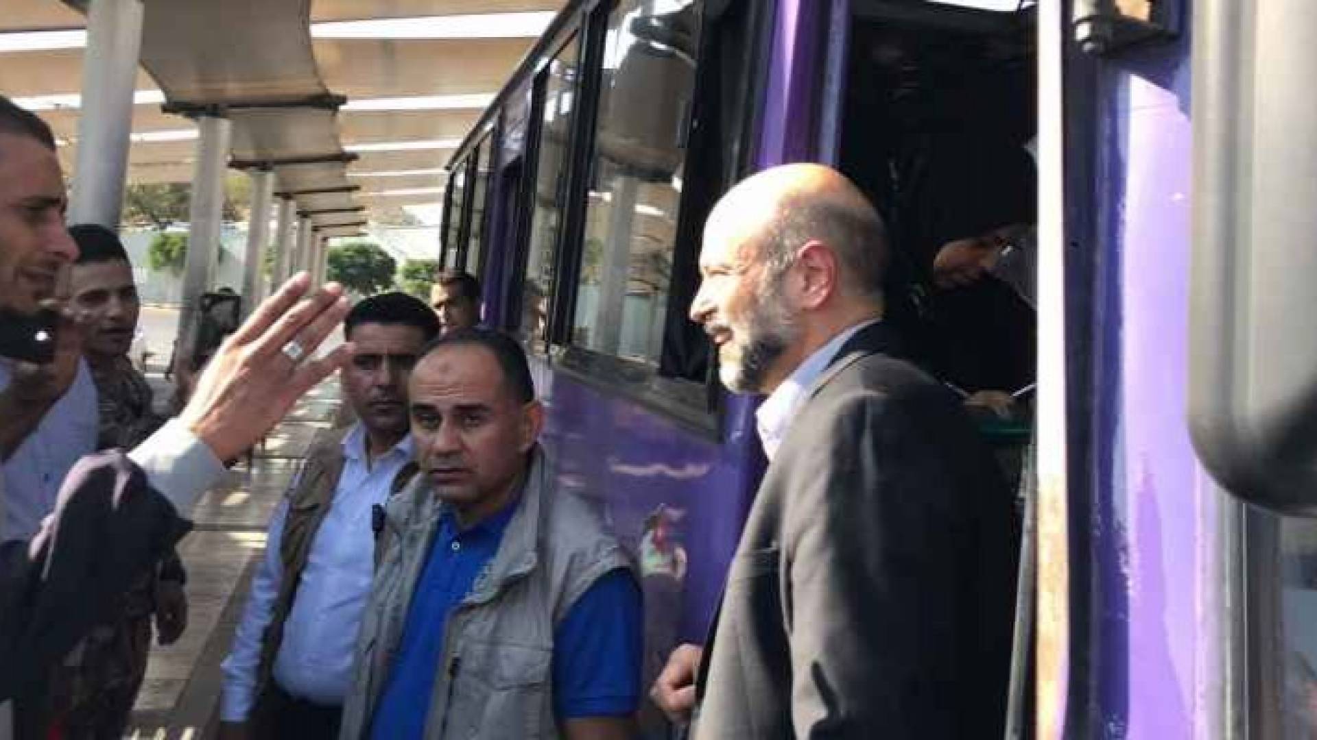 Roya News | Razzaz surprises bus passengers in Tabarbour