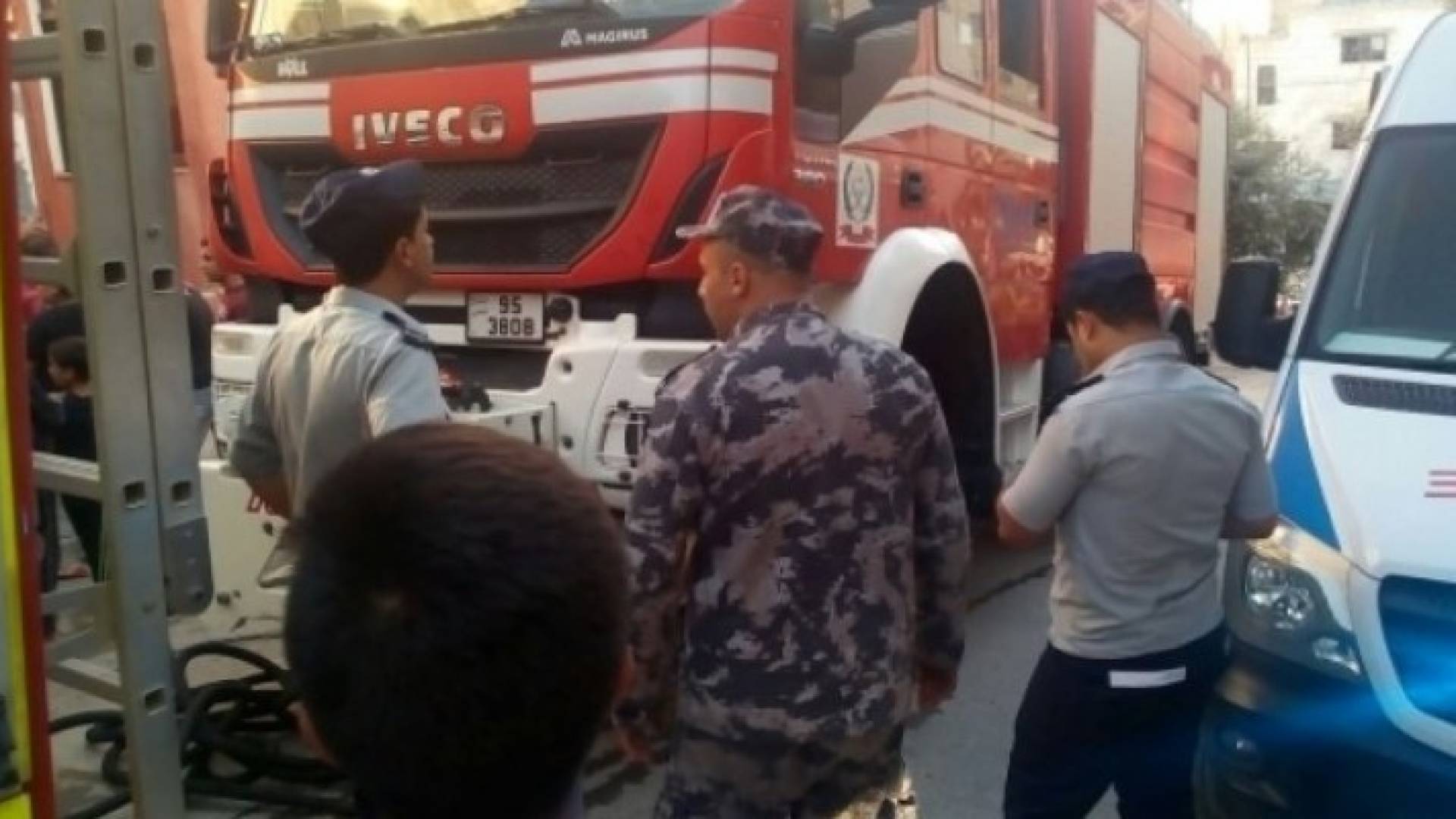 Roya News | Video: Fire breaks out in 25 dunums of land in Tabarbour area of Amman