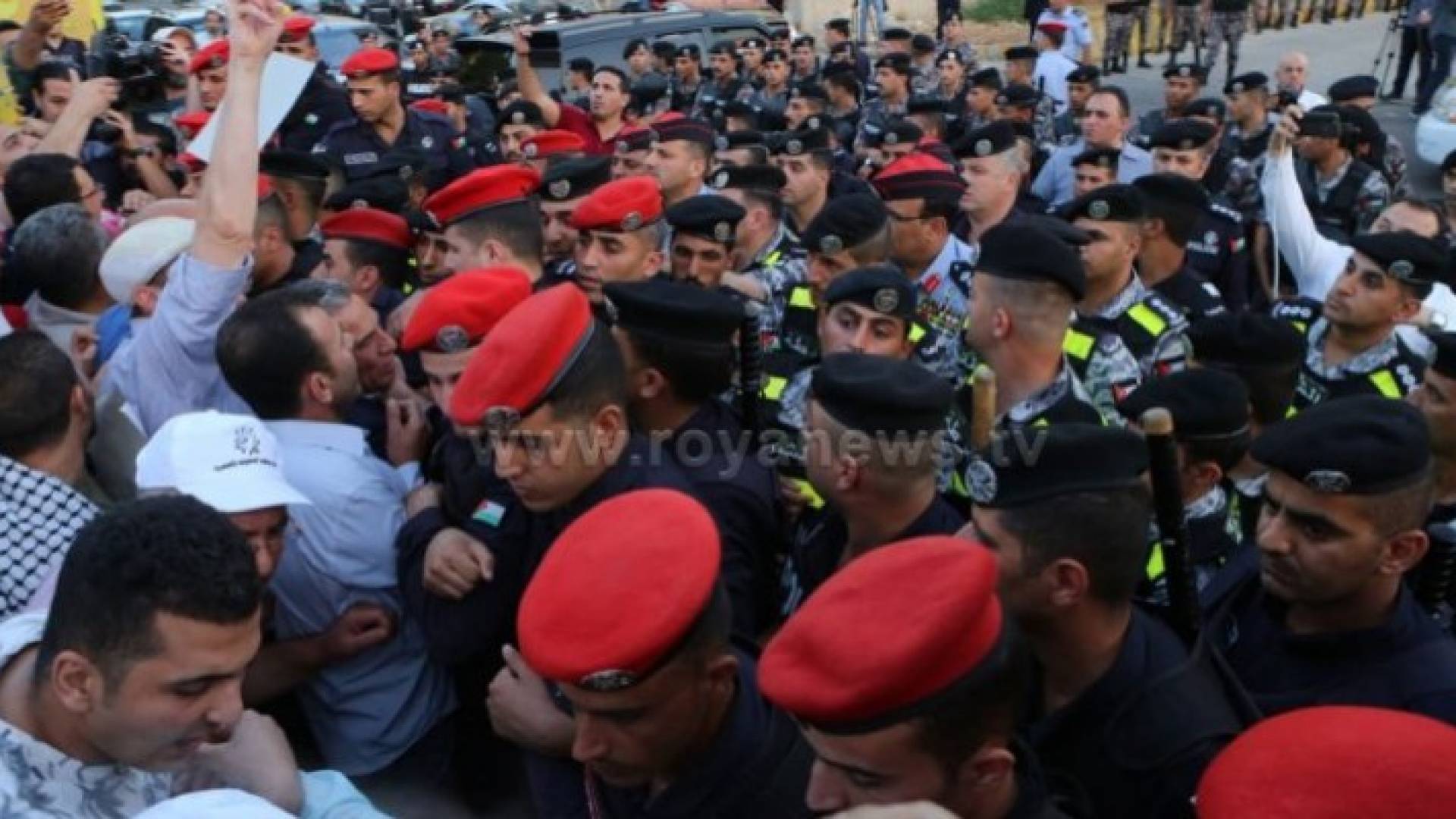 Roya News | Photos: Jordanians demonstrate near 4th Circle against ...