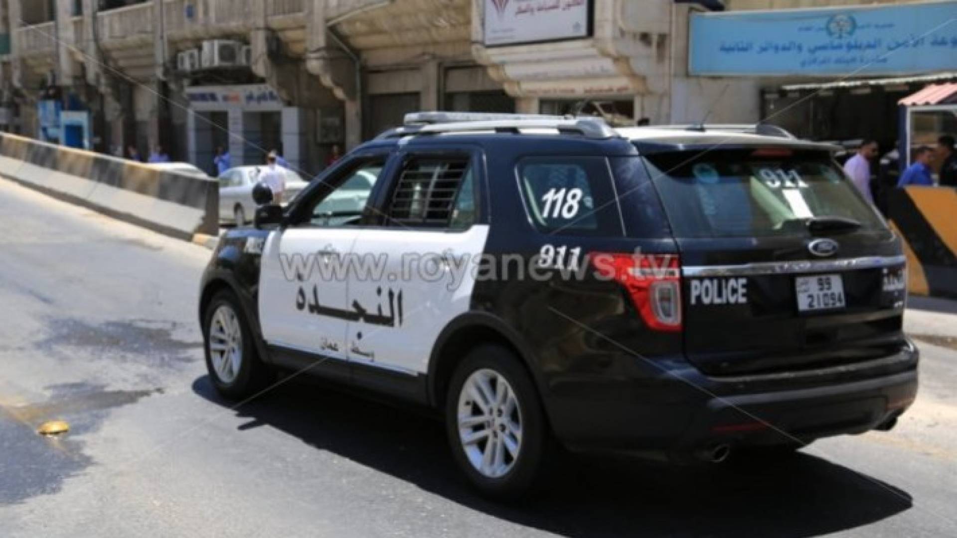 Roya News | Police officer shows compassion to Jordanian citizen