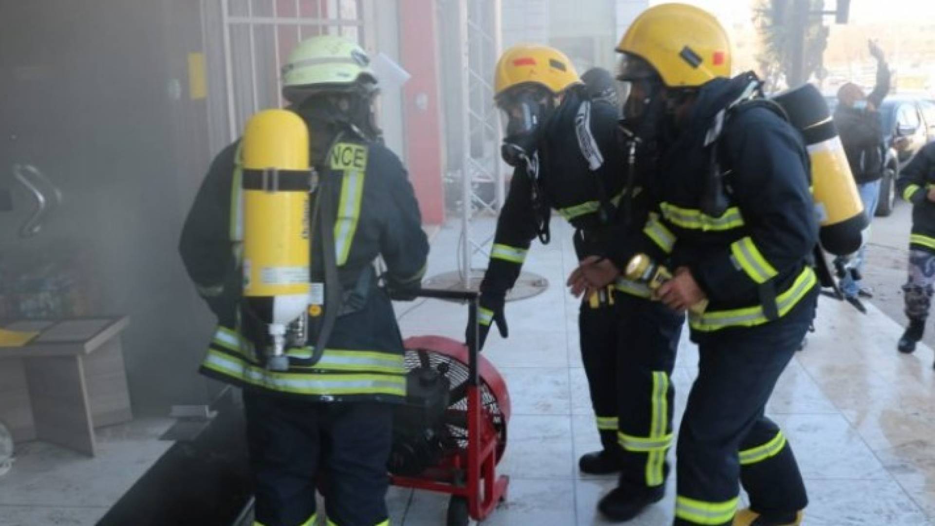Roya News | Firefighters extinguish fire on Mecca Street
