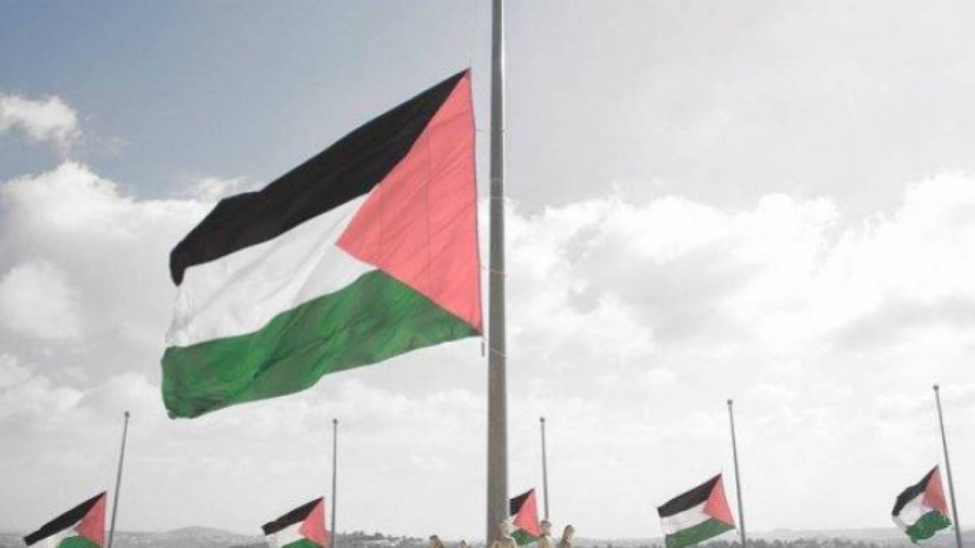 Roya News | Abbas orders Palestinian flag to fly at half-staff to mourn ...