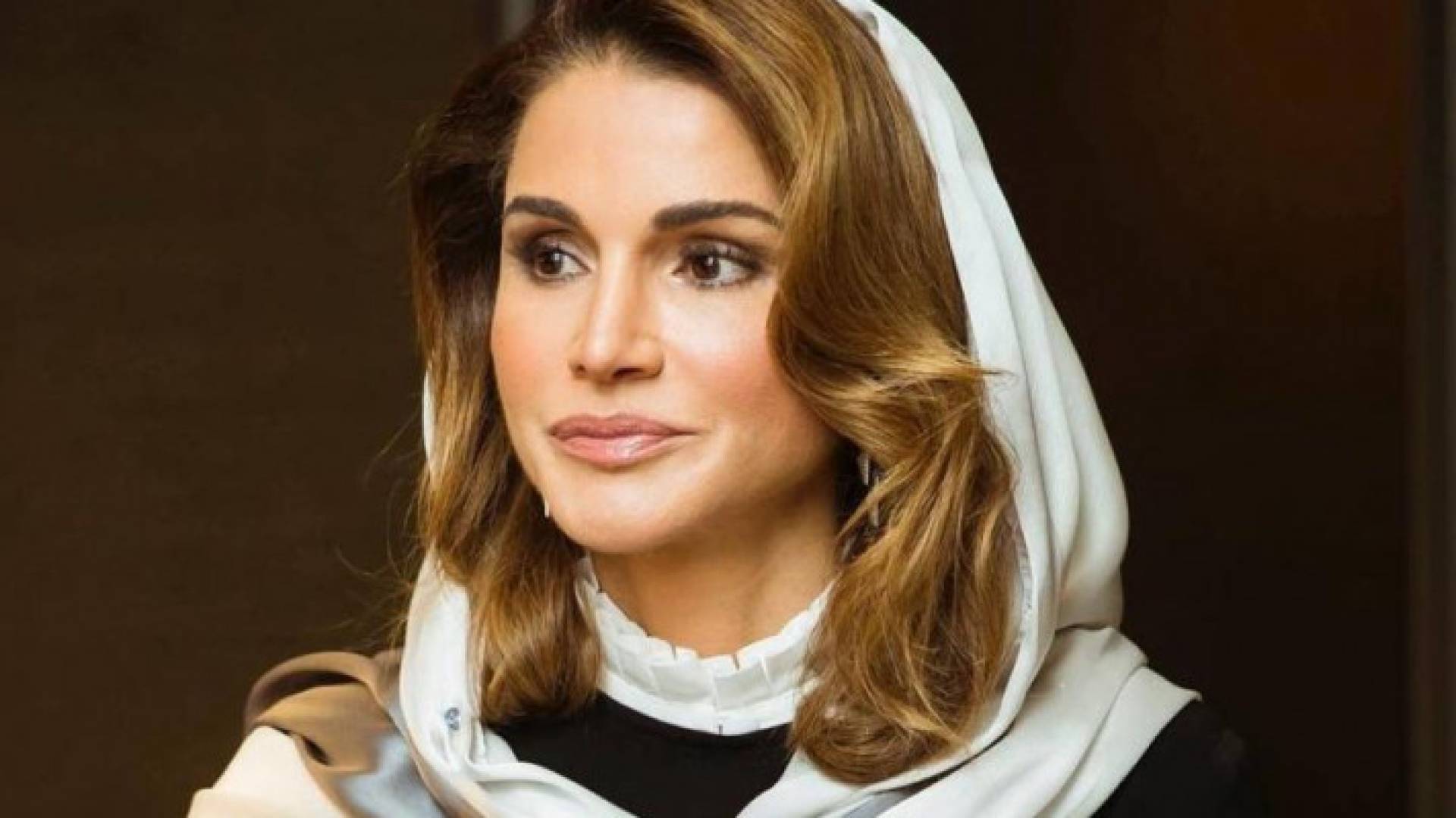 Roya News | Queen Rania receives condolences from Sheikha Moza on ...