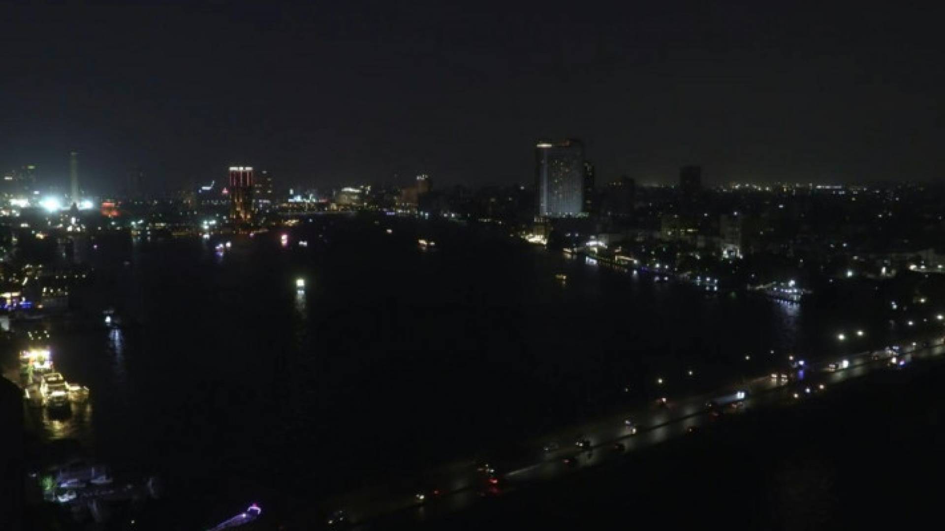 Roya News | Egypt dims lights to boost foreign reserves