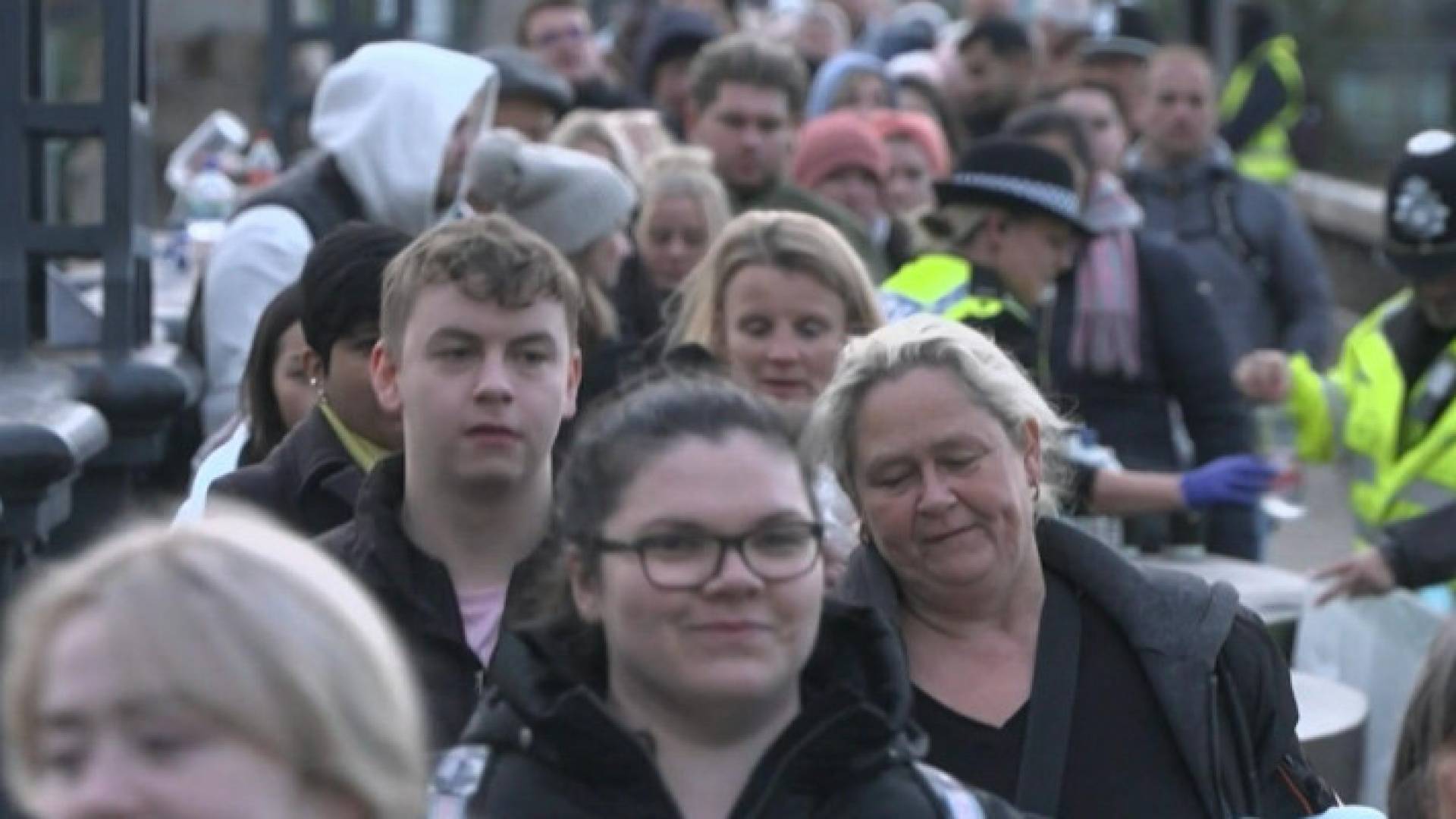 Roya News | Early morning queuers in line on last day to see the Queen ...