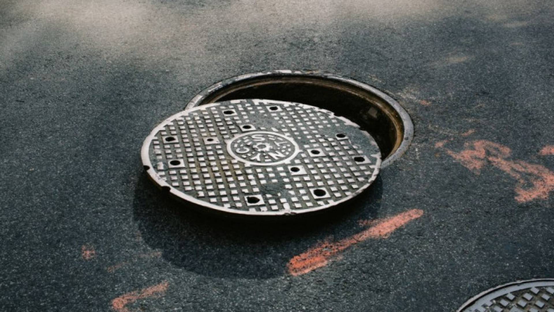 Roya News | Expat worker dies after falling into manhole in Amman