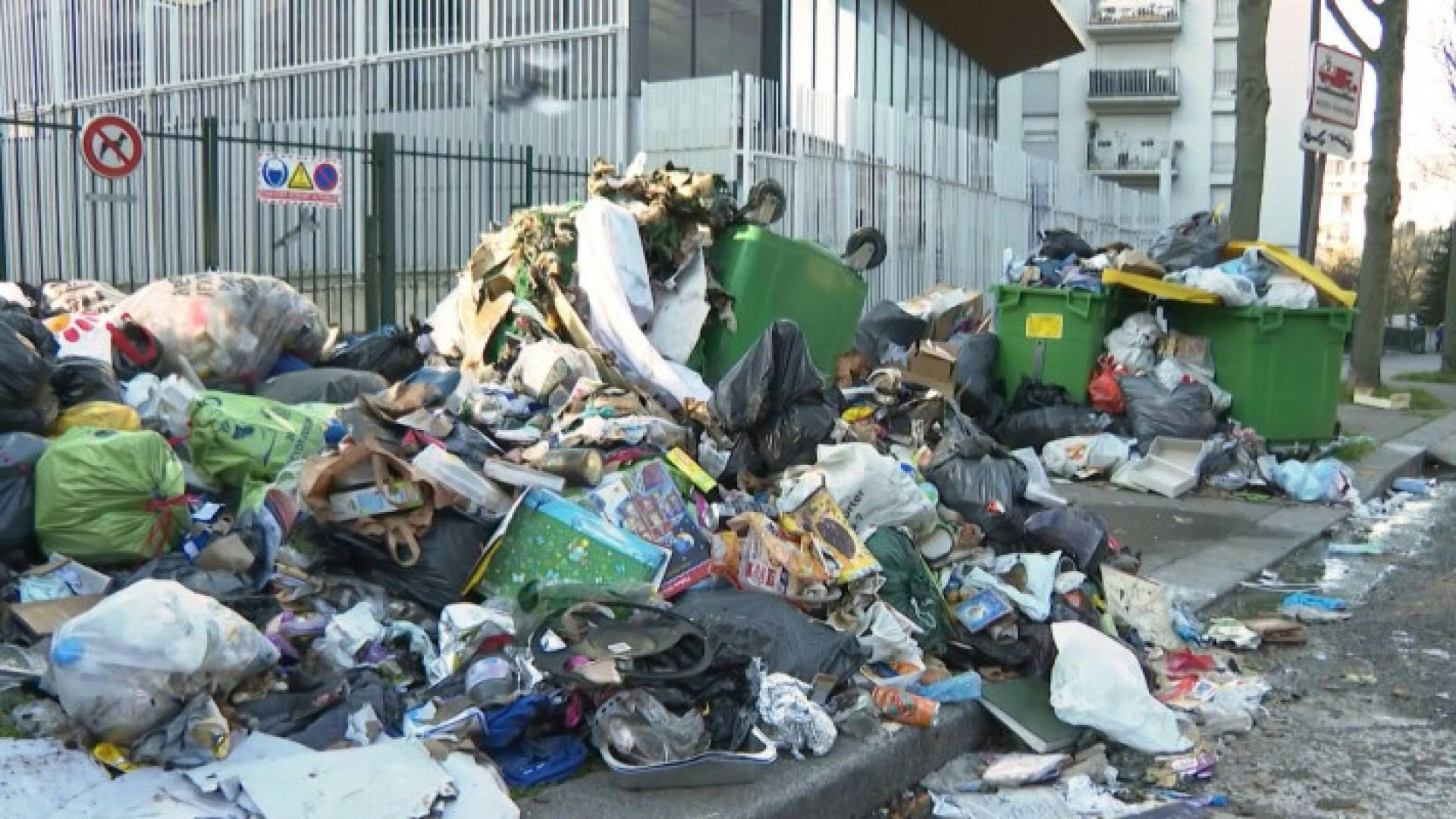 Roya News | Last-gasp garbage strike seeks to thwart French pension reform