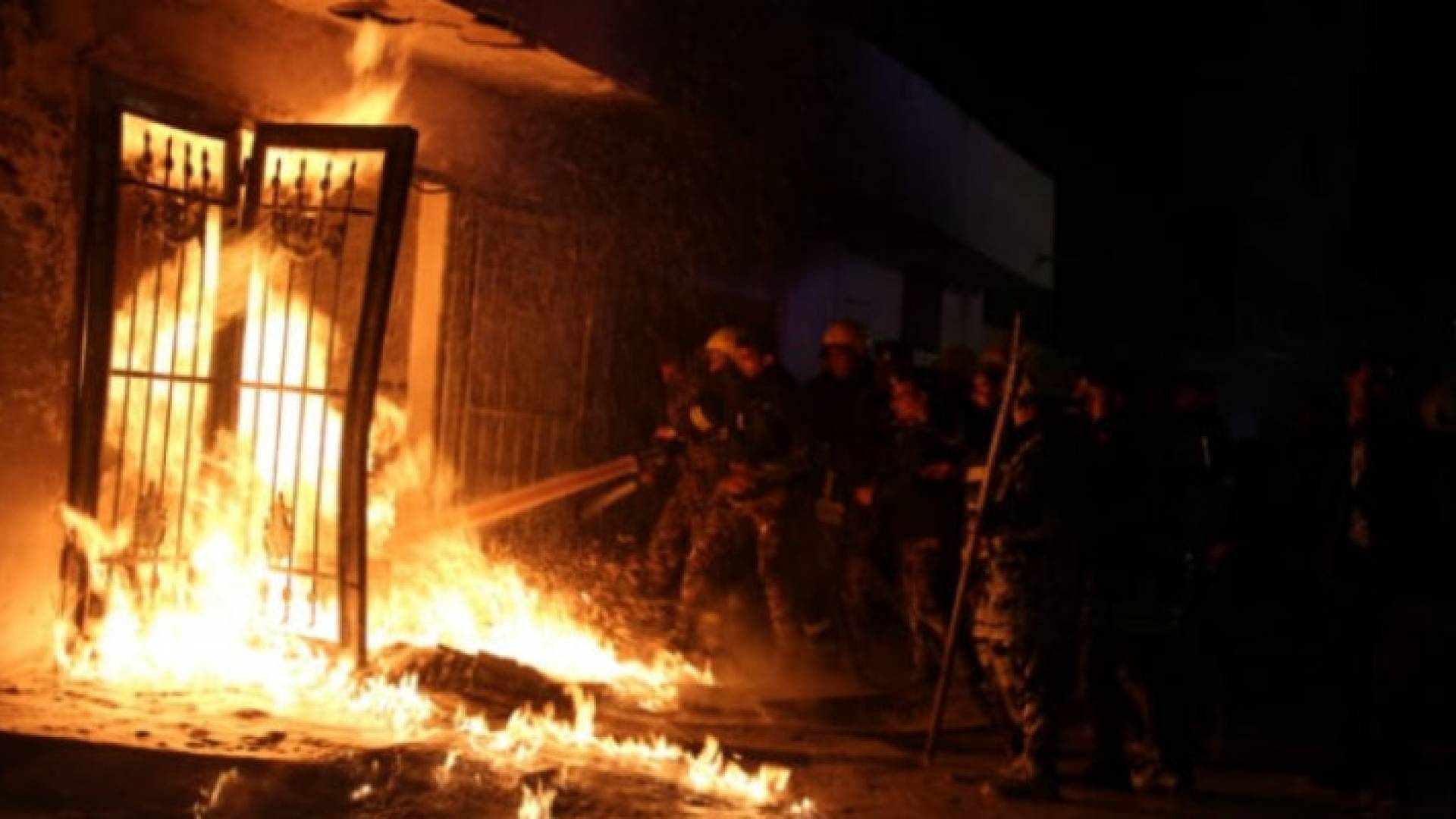 Roya News | Firefighters extinguish store fire in East Amman