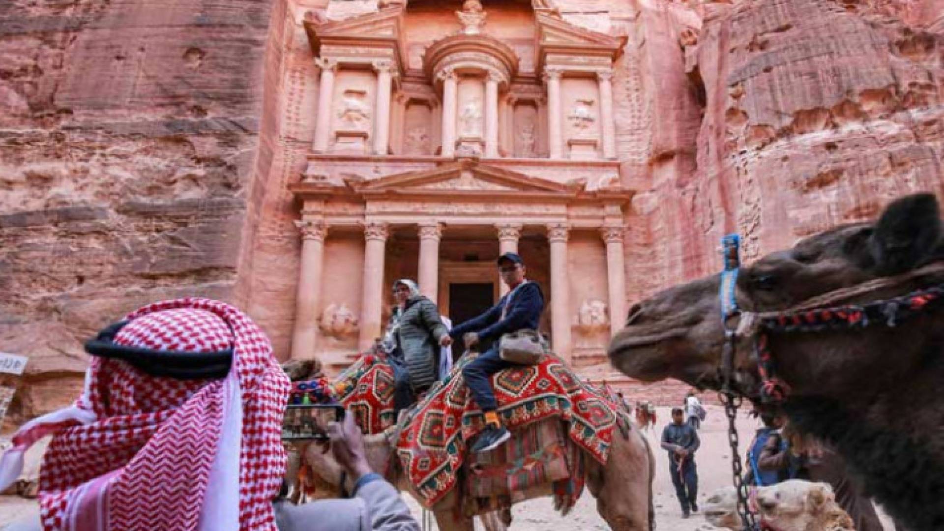 Roya News | Petra continues to receive tourists, staff is on high alert