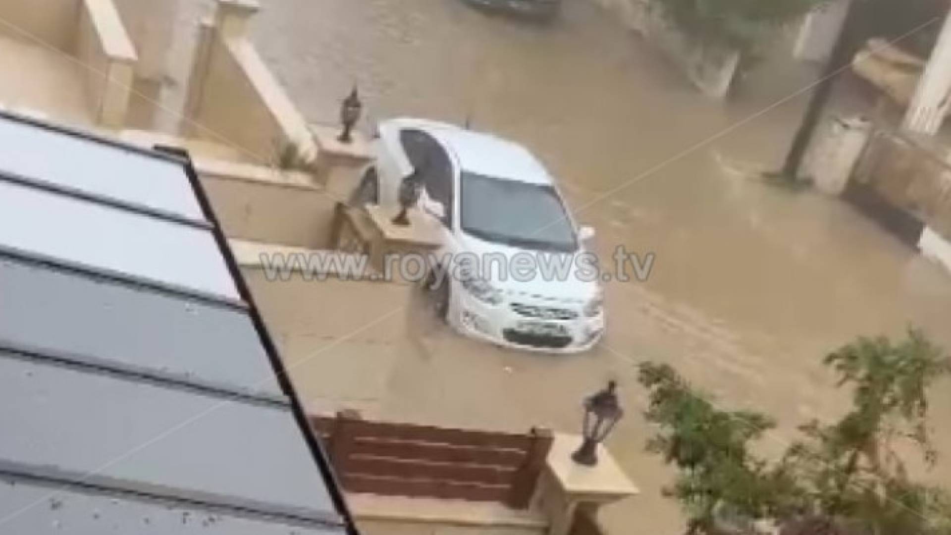 Roya News | Heavy rain causes flooding in streets of Amman
