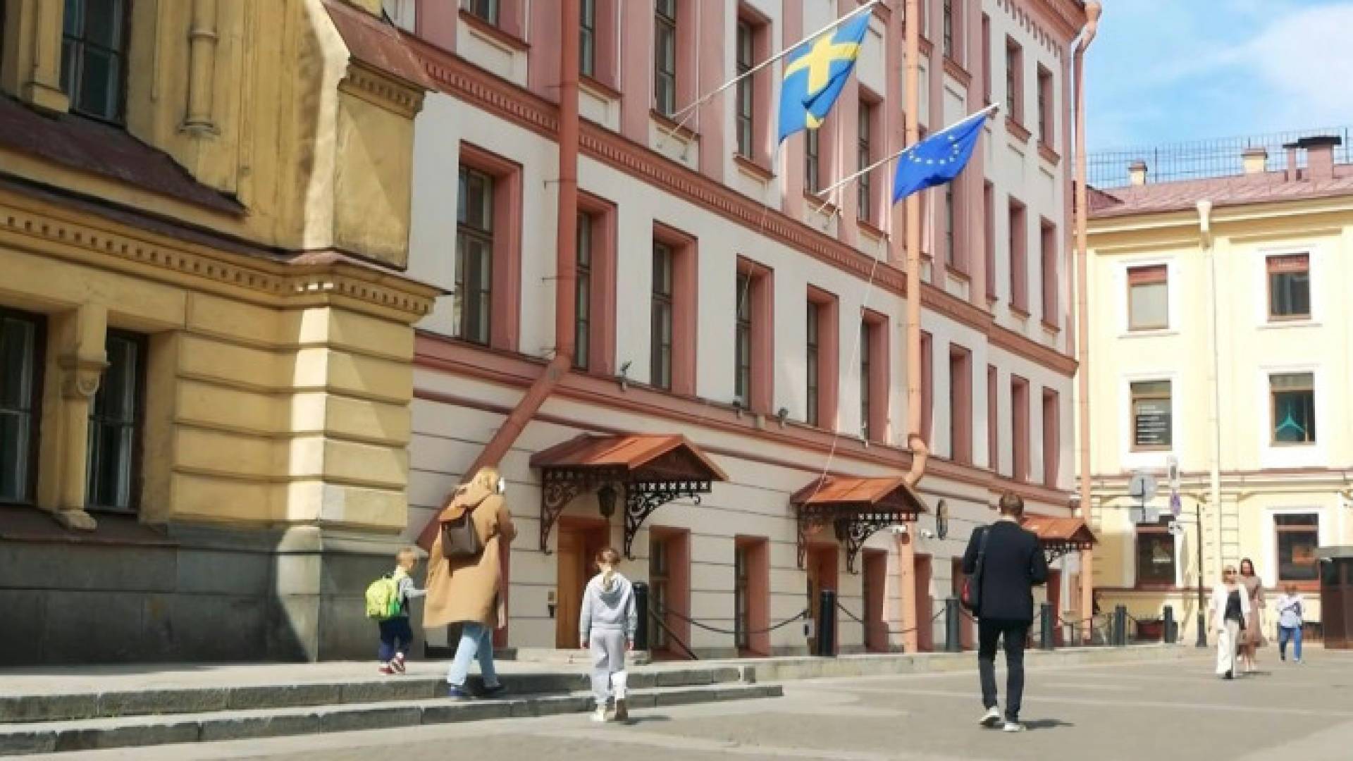 Roya News | Russia to shut Swedish consulate, expel five diplomats