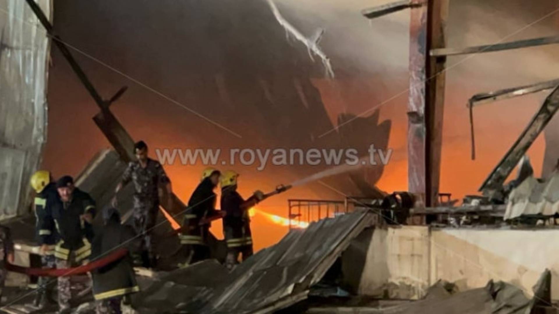 Roya News | Fire breaks out in warehouse in Aqaba