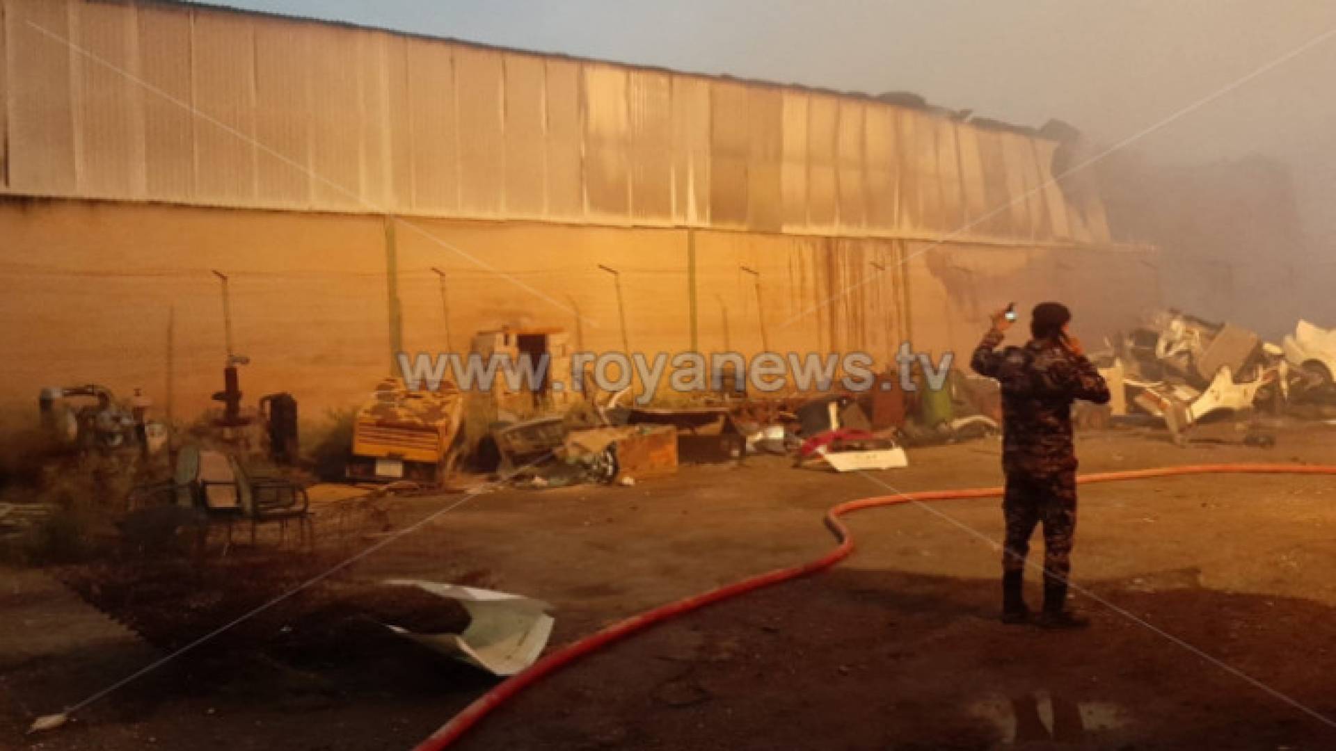 Roya News | Firefighters extinguish warehouse fire in free zone