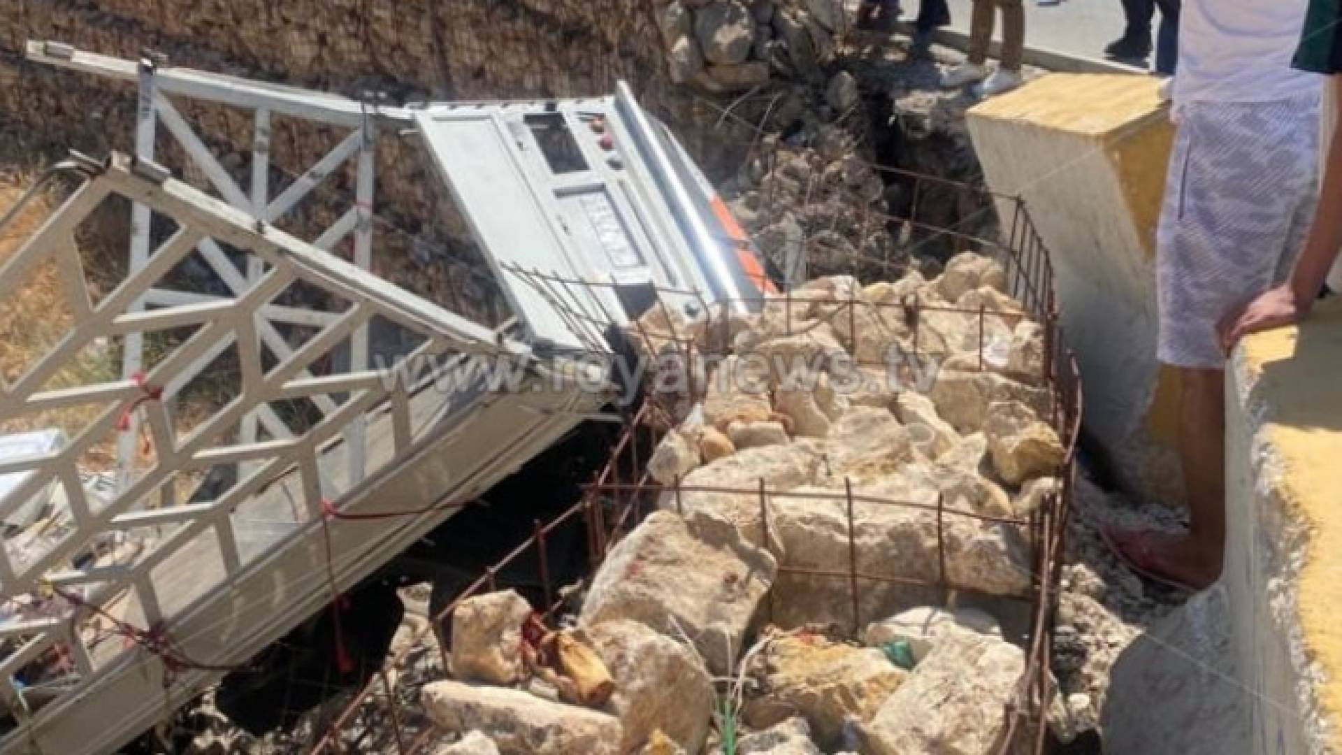 Roya News | Three injured in car accident in Amman