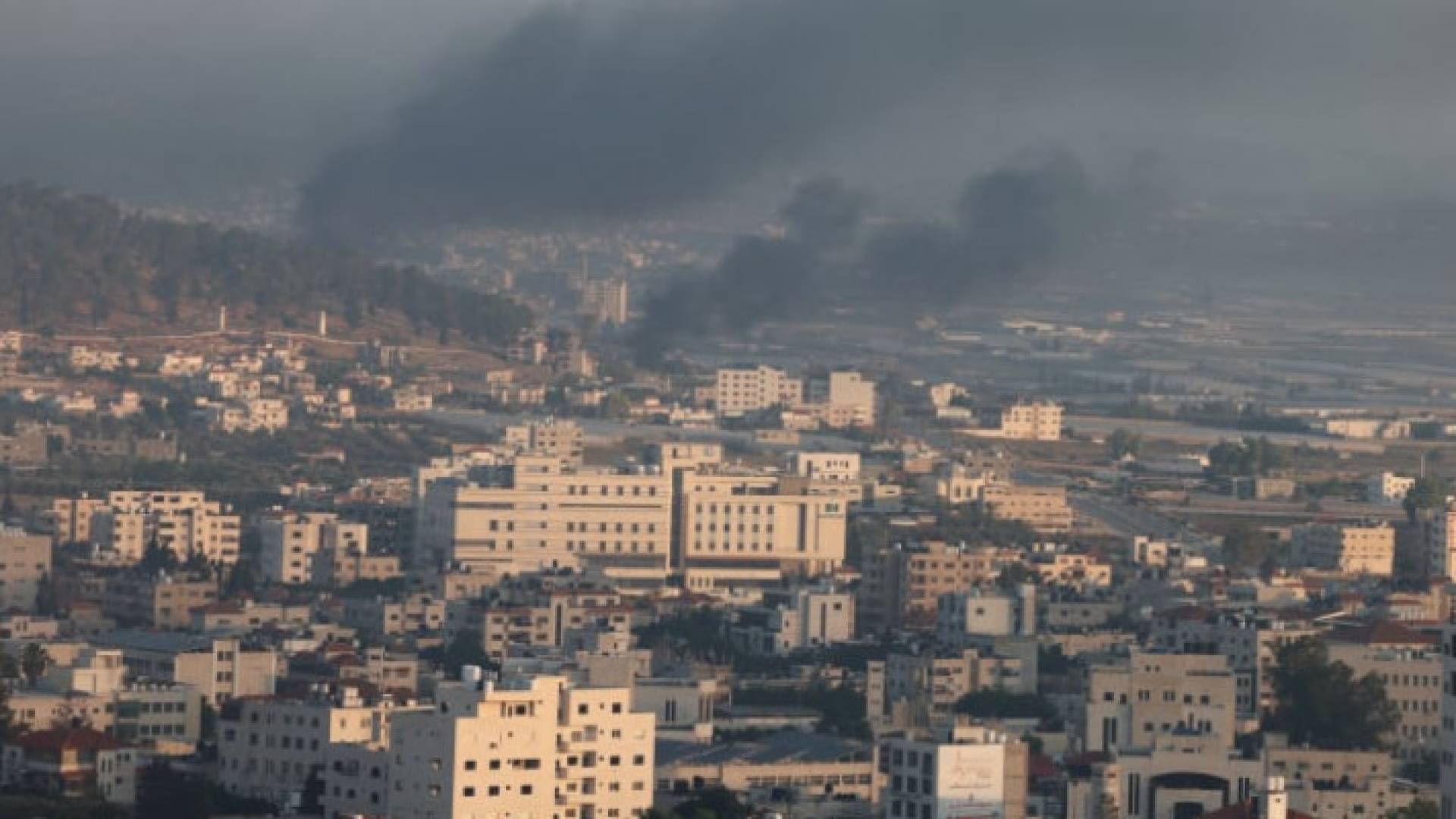 Roya News | Israeli Occupation bombs residential building inside Jenin camp