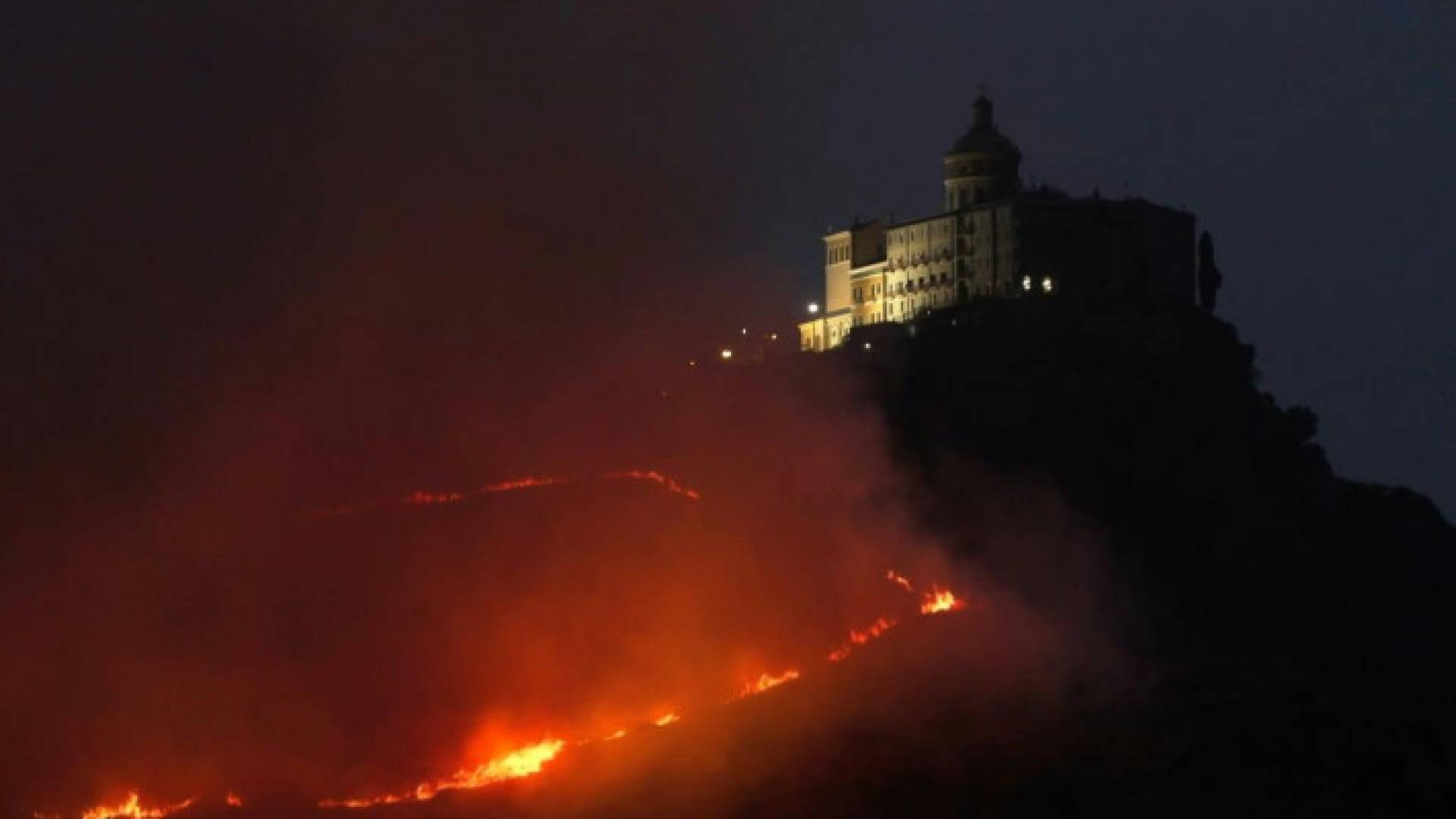 Roya News | Wildfires rage in northern Sicily as Italy bakes in heatwave