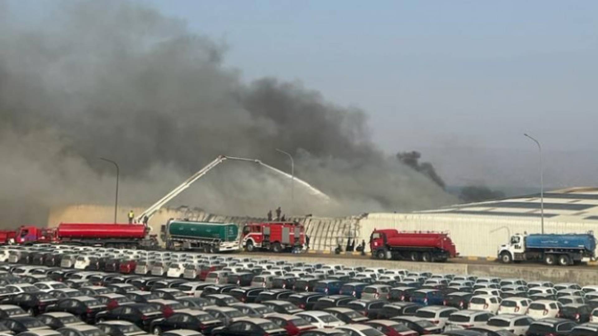 Roya News | Firefighters extinguish warehouse fire in Aqaba