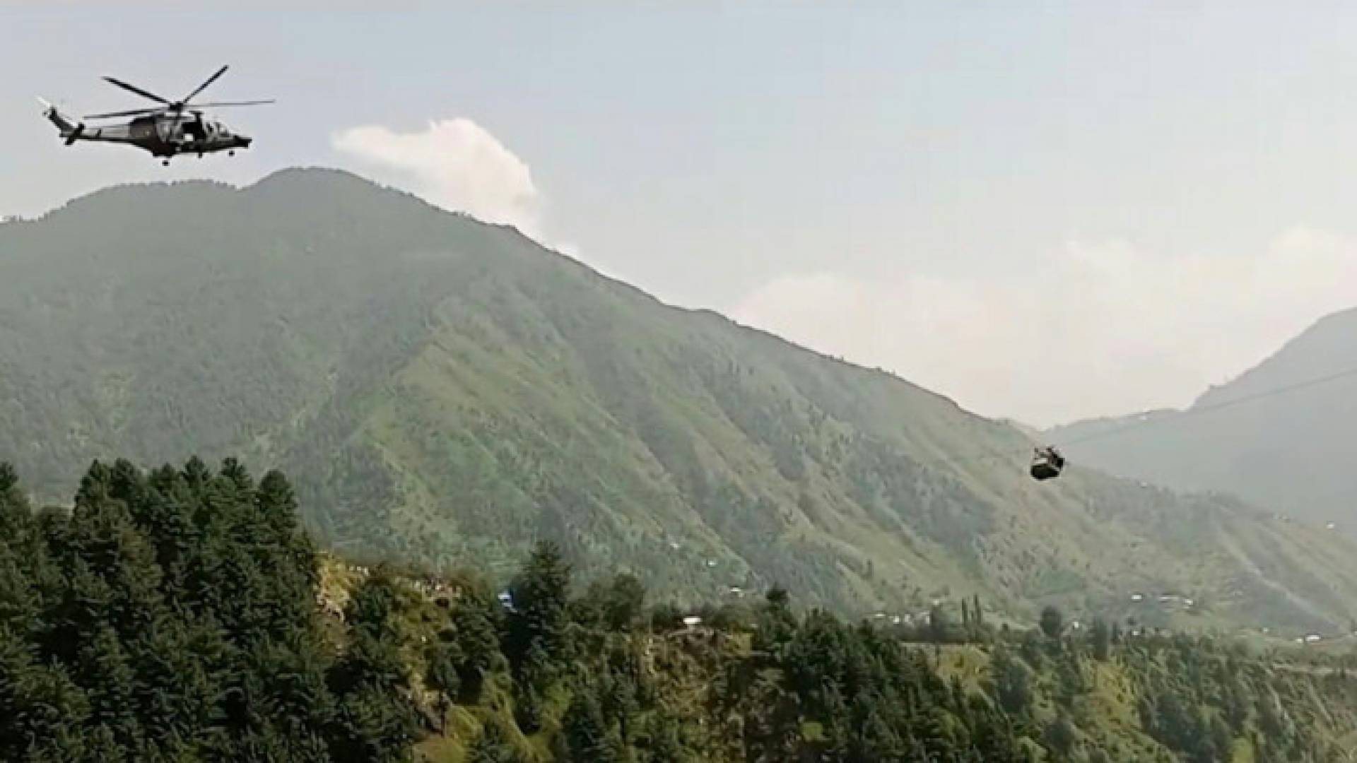 Roya News | Children trapped in cable car dangling over Pakistan ravine