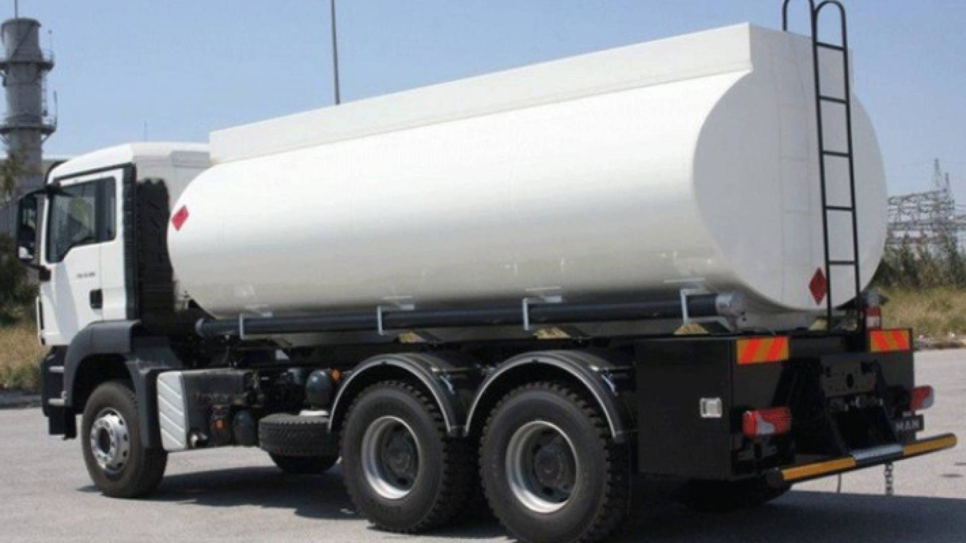 Roya News | Tanker overturns on Irbid-Amman highway