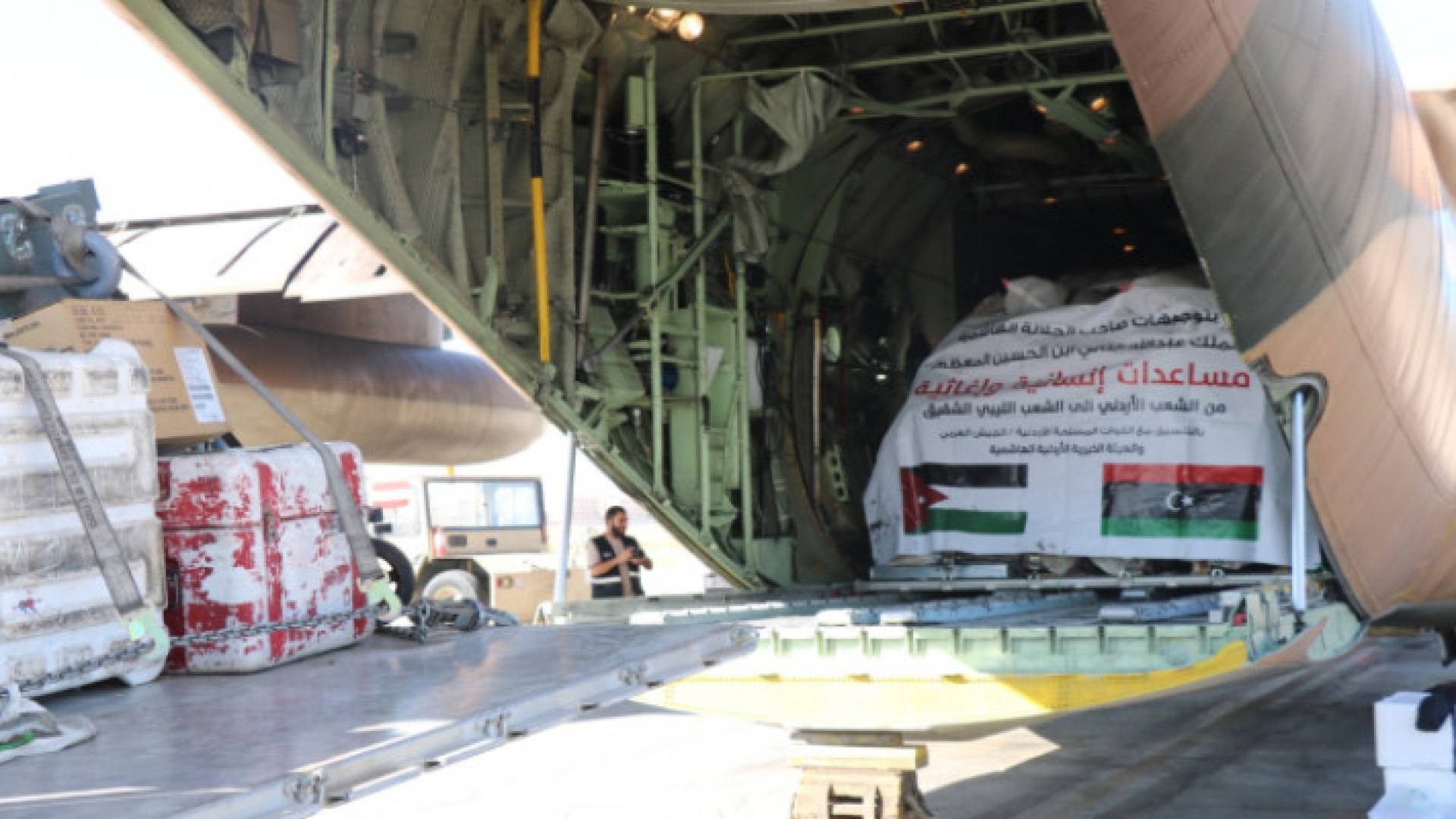 Roya News | Jordan sends second humanitarian aid plane to Libya