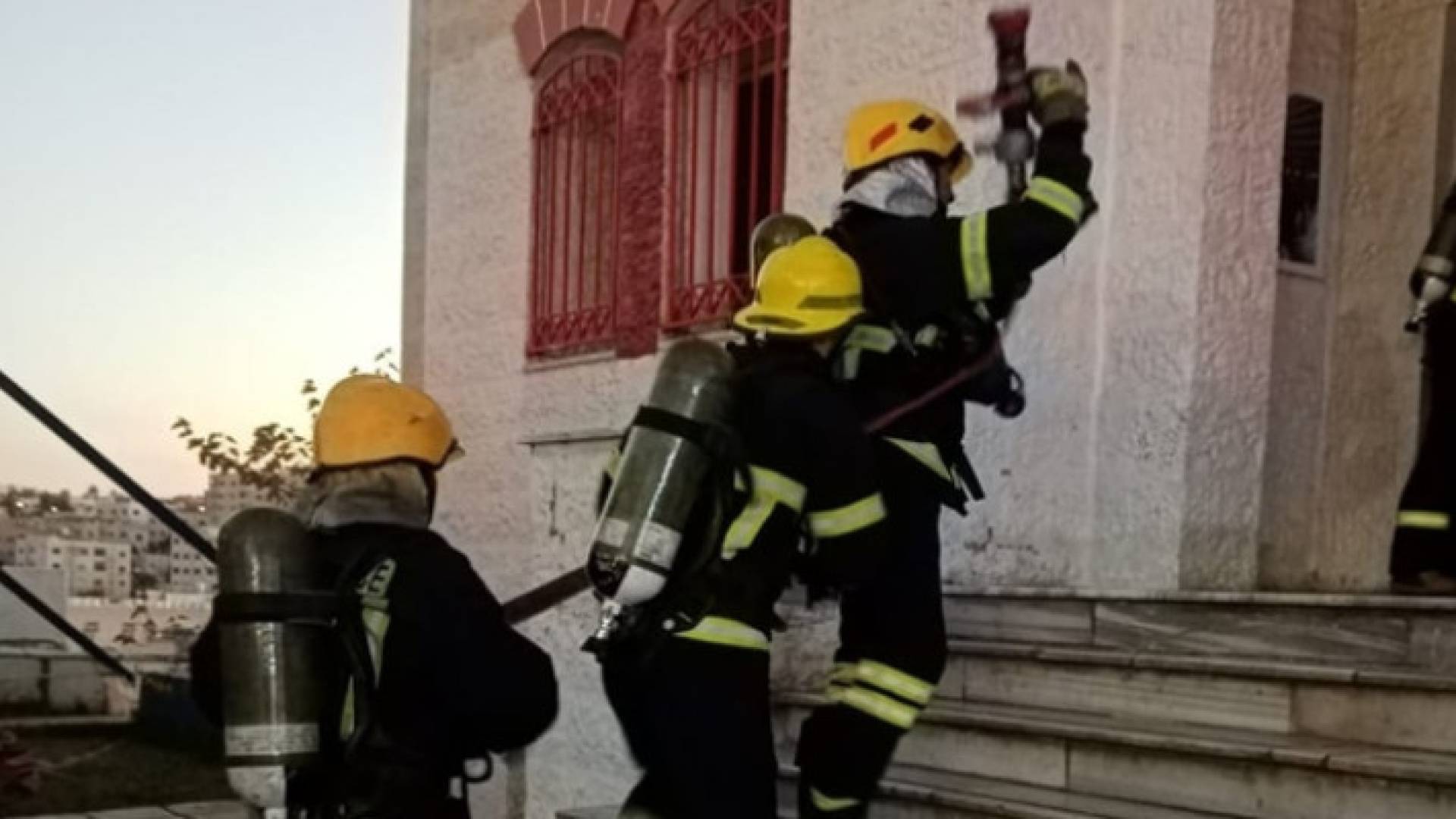 Roya News | Firefighters save six from Amman house fire