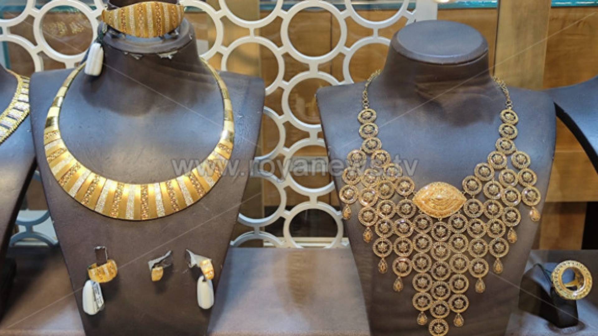Roya News | Gold prices stabilize in Jordan Tuesday