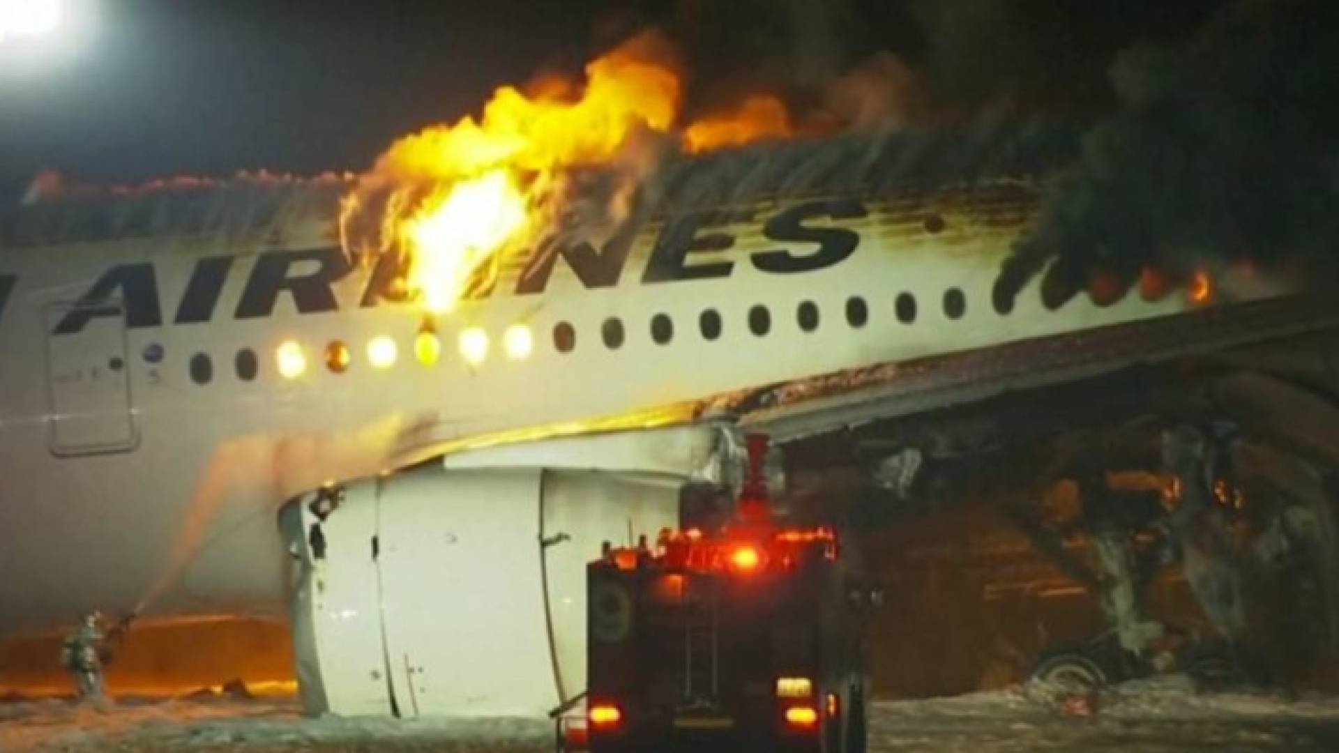 Roya News | Japanese passenger plane catches fire at Tokyo Haneda airport