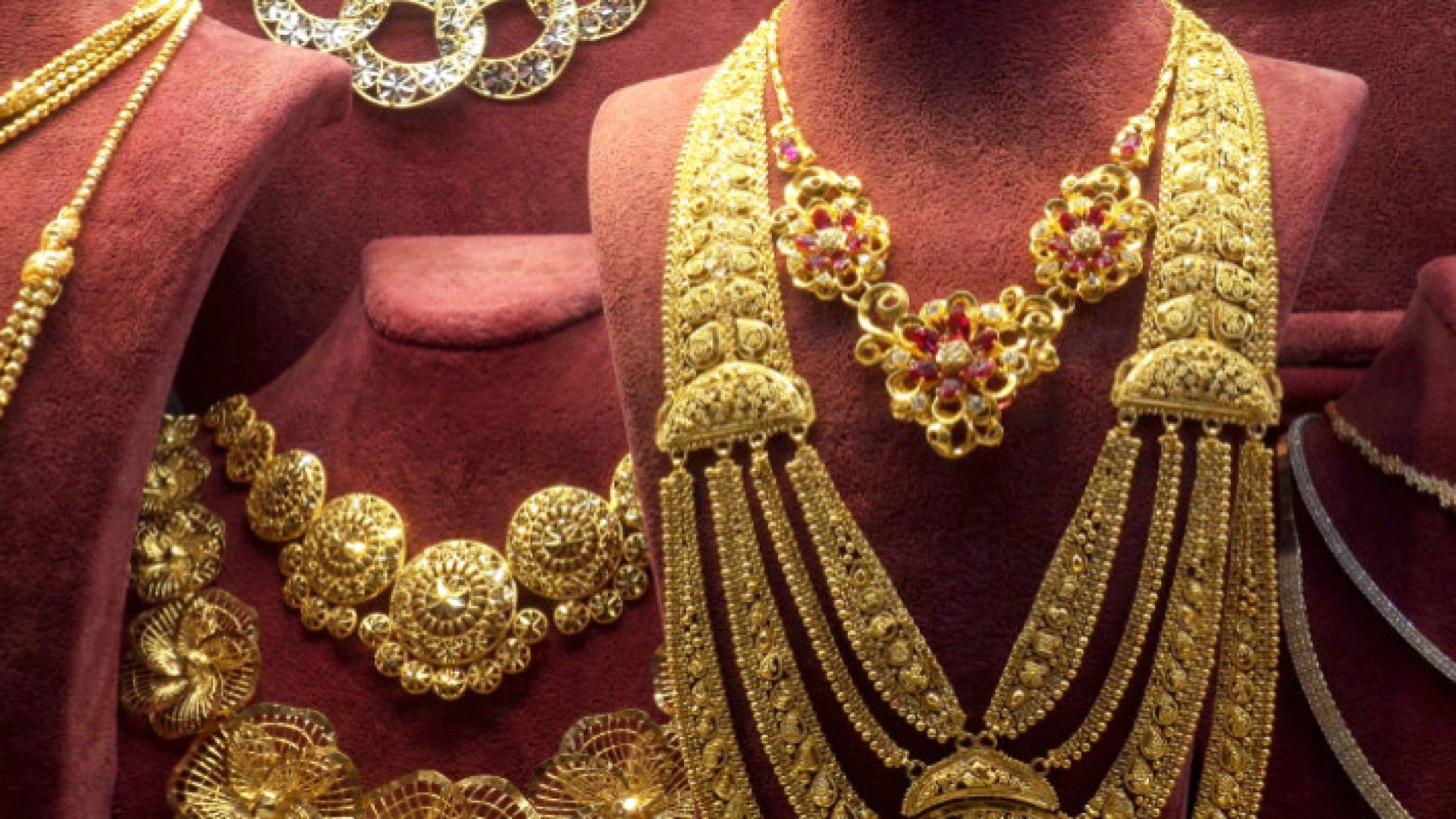 Roya News | Gold prices stabilize in Jordan Monday