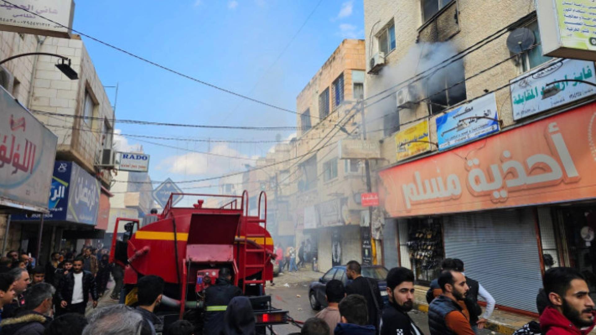 Roya News | PHOTOS - 21 injuries in commercial center fire in Ar-Ramtha