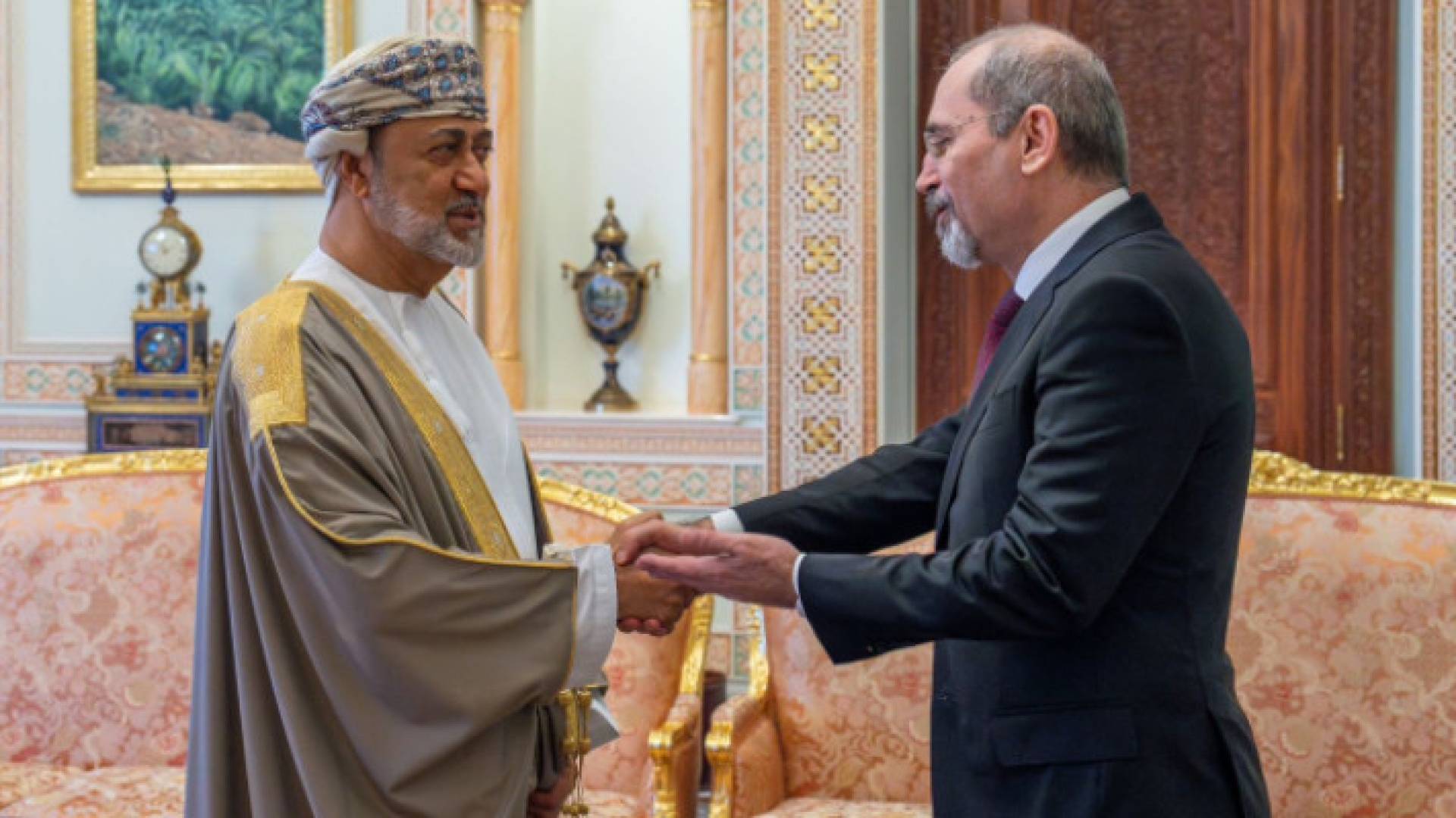 Roya News | Safadi delivers King's letter to Oman Sultan