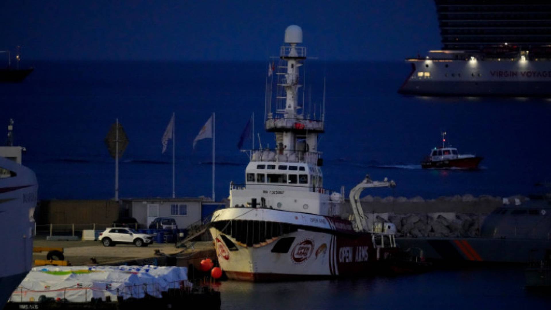 Roya News | UAE facilitates first aid shipment to Gaza via maritime route