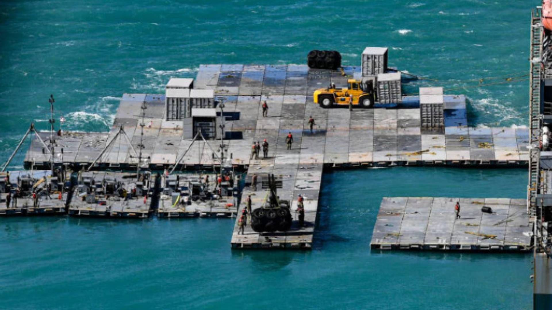 Roya News | US halts Gaza floating pier construction due to adverse sea ...