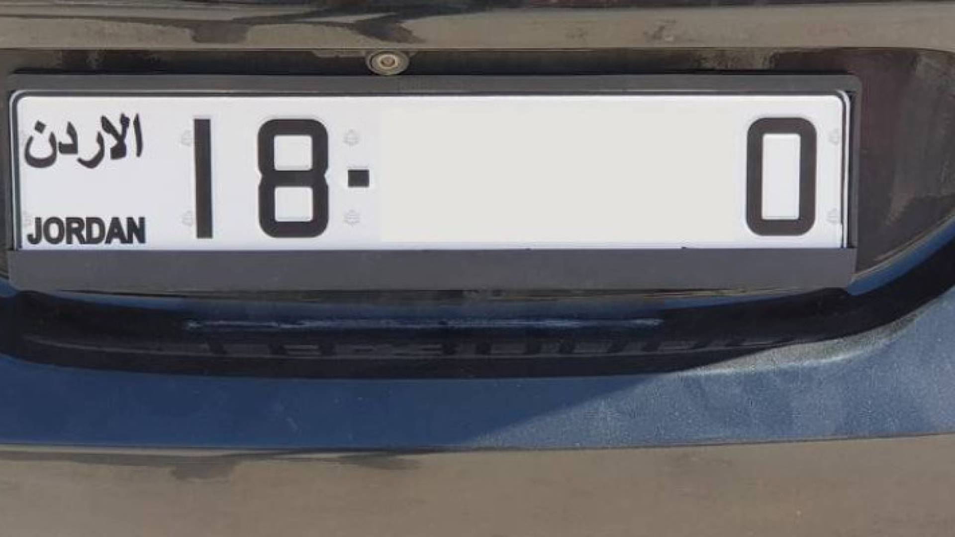 Roya News | Driver caught altering license plate with tape in Jordan