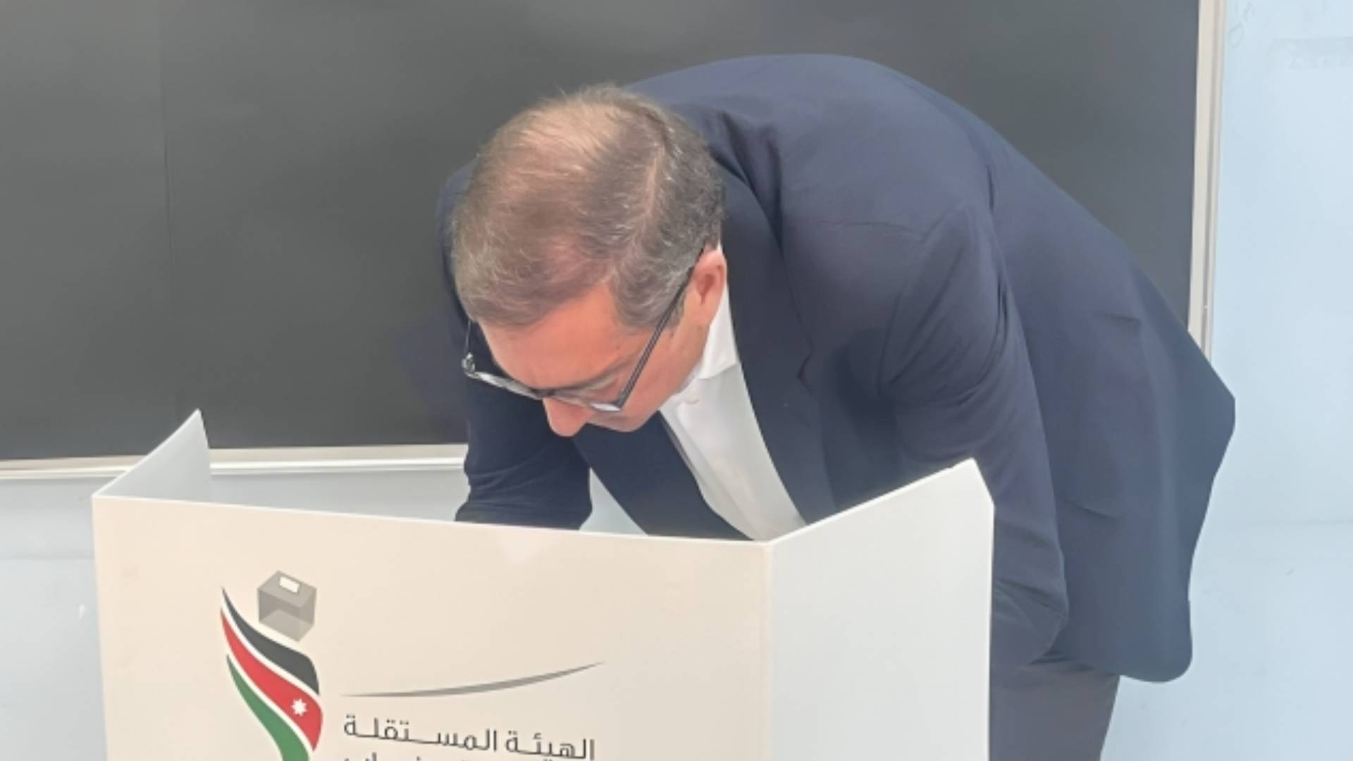 Roya News | Former Prime Minister Samir Rifai votes in Jordan’s 20th ...