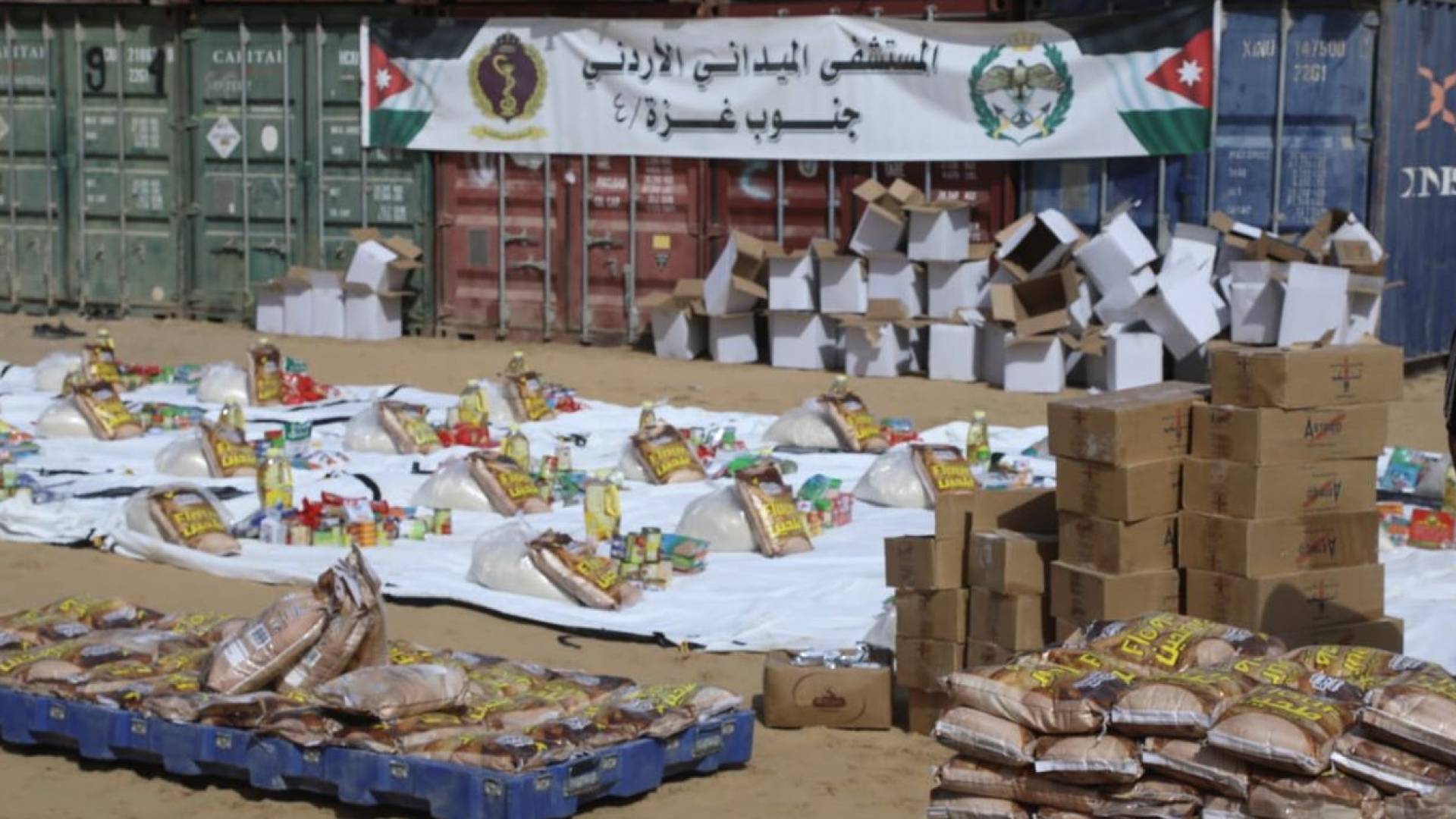 Roya News | Army distributes 2,000 food parcels in in south Gaza