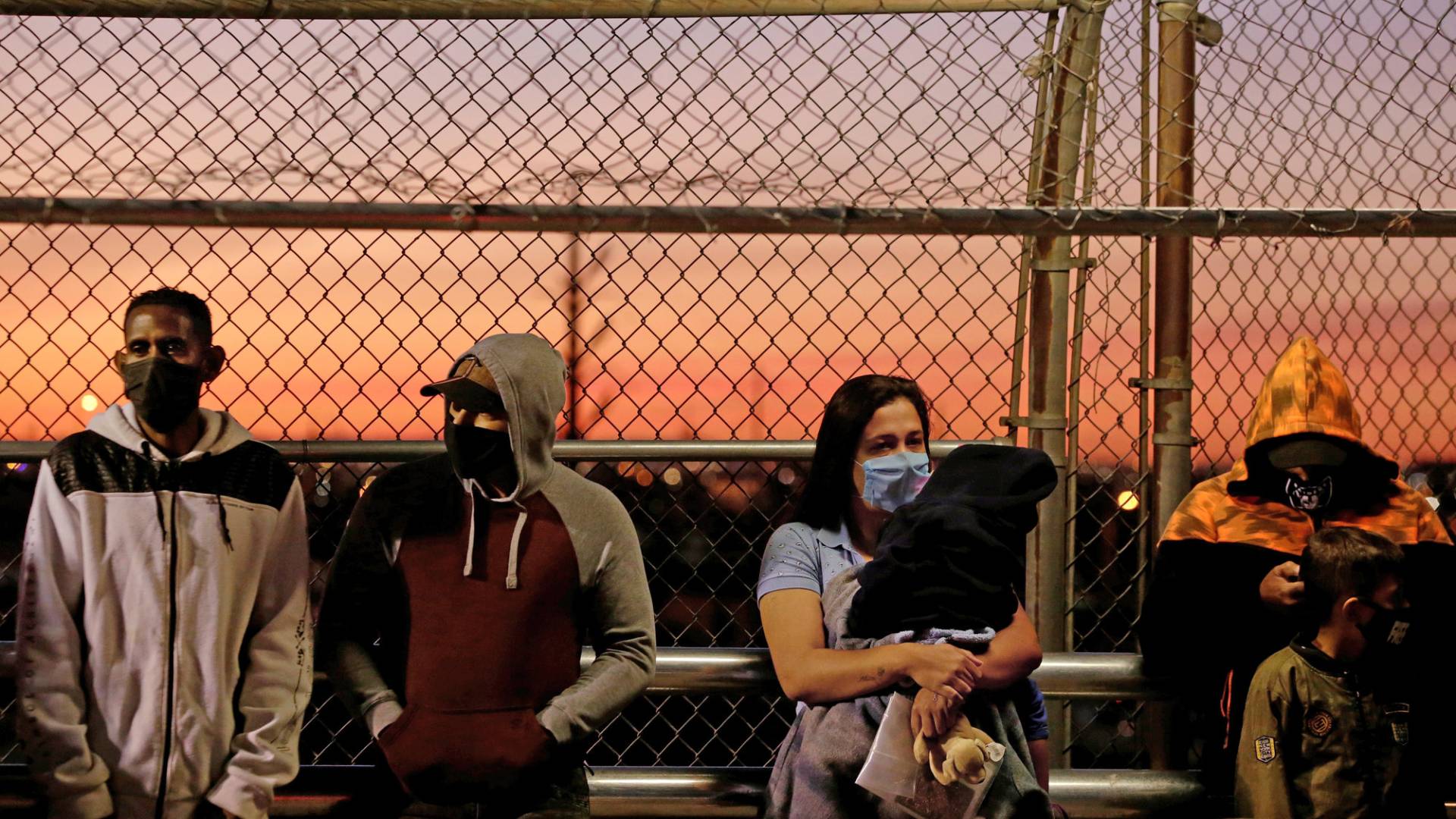 Roya News | US suspends programs allowing temporary immigrant settlement