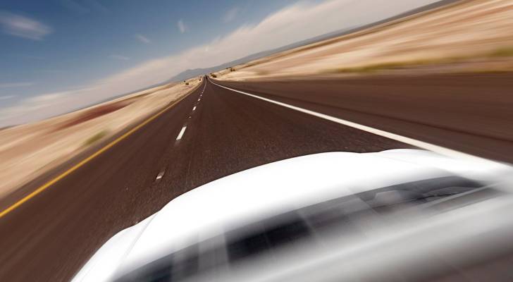 Roya News | Traffic authorities intercept vehicle speeding at 181 km/h on Desert Highway