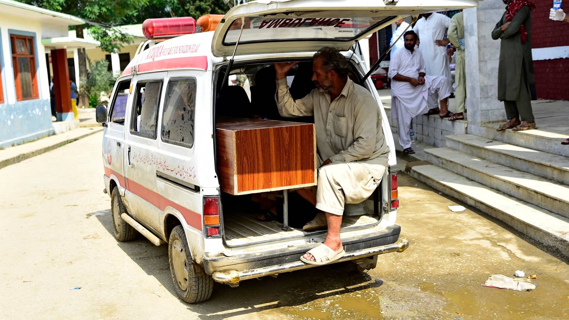 Roya News | Pakistan rescuers recover bodies after monsoon rains kill ...