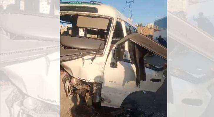 رؤيا الإخباري الأمن 15 إصابة بحادث تدهور حافلة في منطقة نزول صافوط
